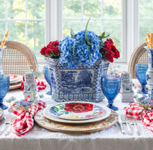 15 Elegant & Simple Summer Tablescapes - Sparkling Boy Ideas