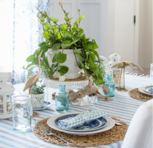 15 Elegant & Simple Summer Tablescapes - Sparkling Boy Ideas