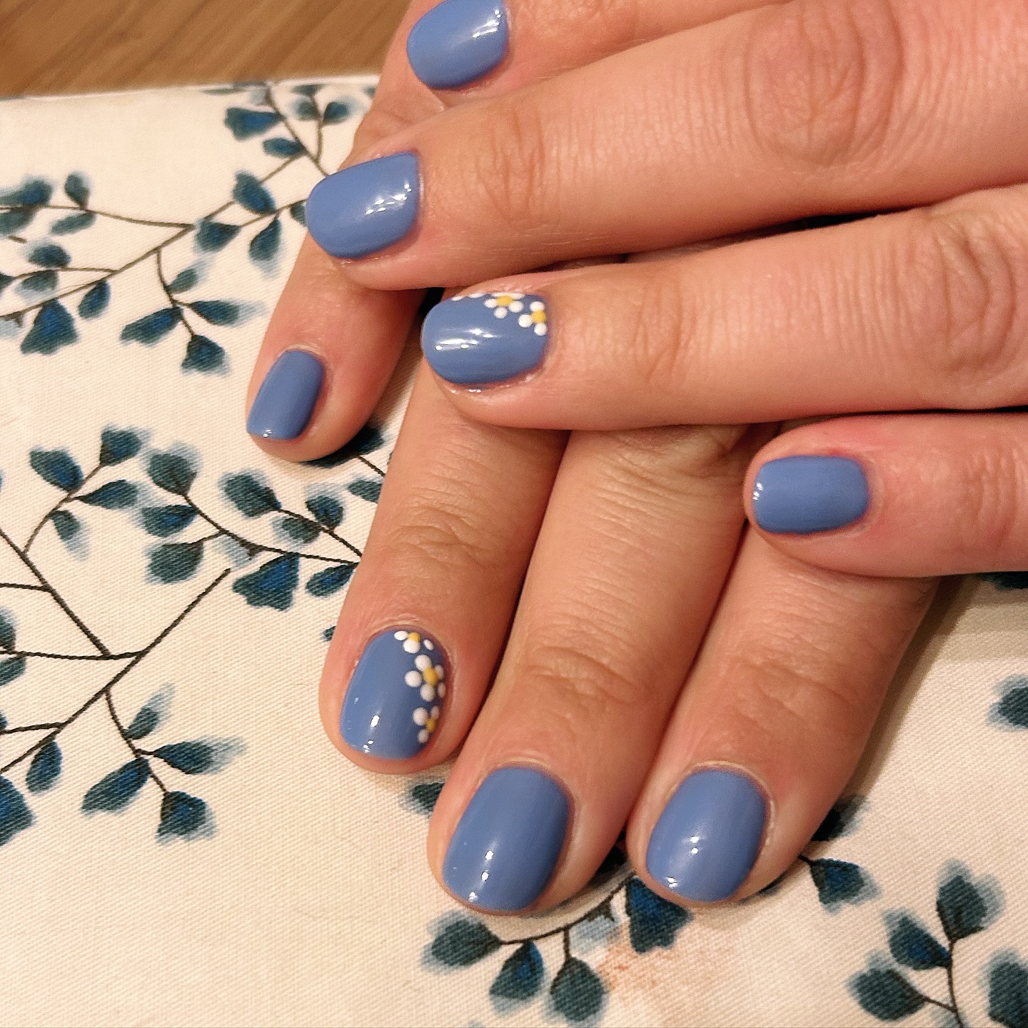 21 Cute Trendy Flower Nails - Sparkling Boy Ideas