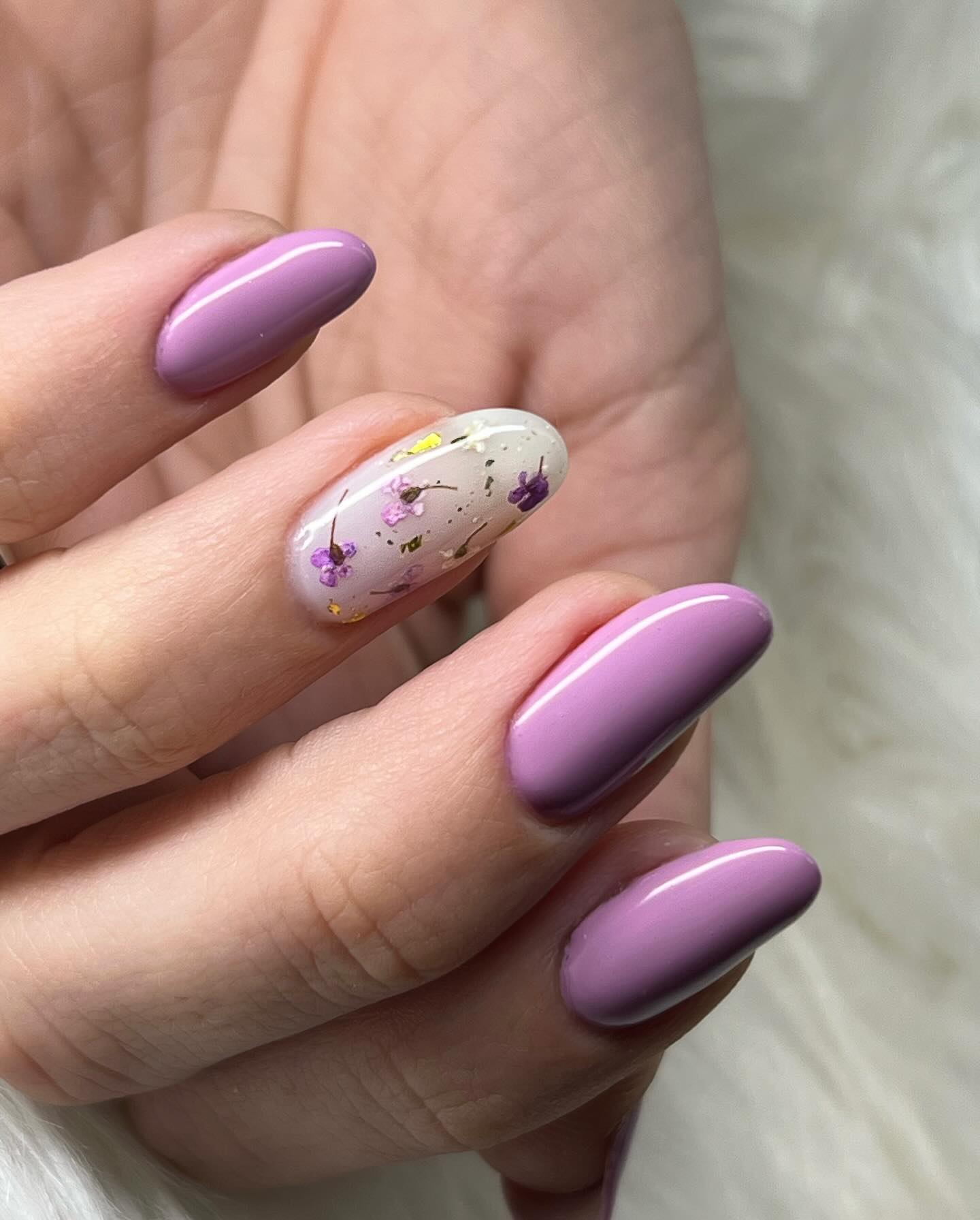 21 Cute Trendy Flower Nails - Sparkling Boy Ideas