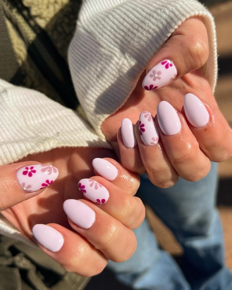21 Cute Trendy Flower Nails - Sparkling Boy Ideas