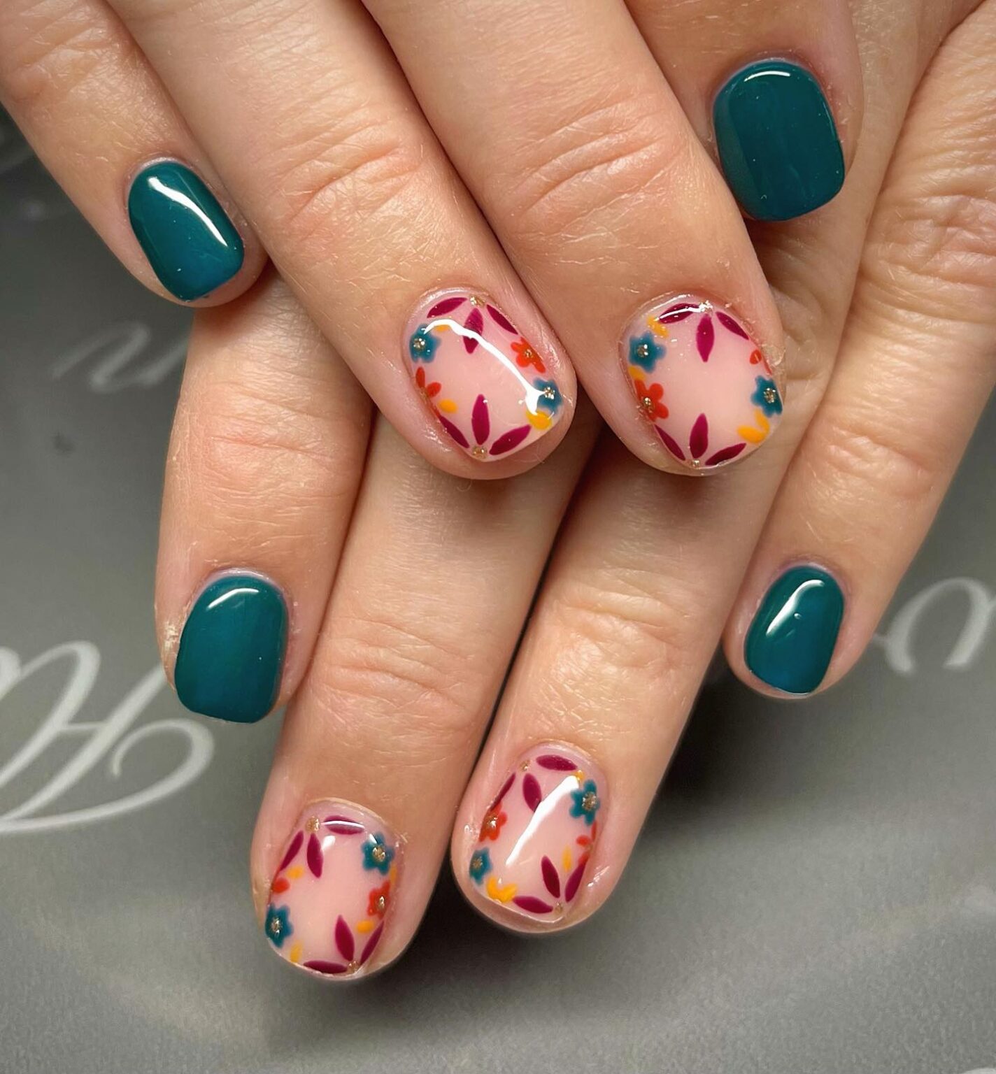 21 Cute Trendy Flower Nails - Sparkling Boy Ideas