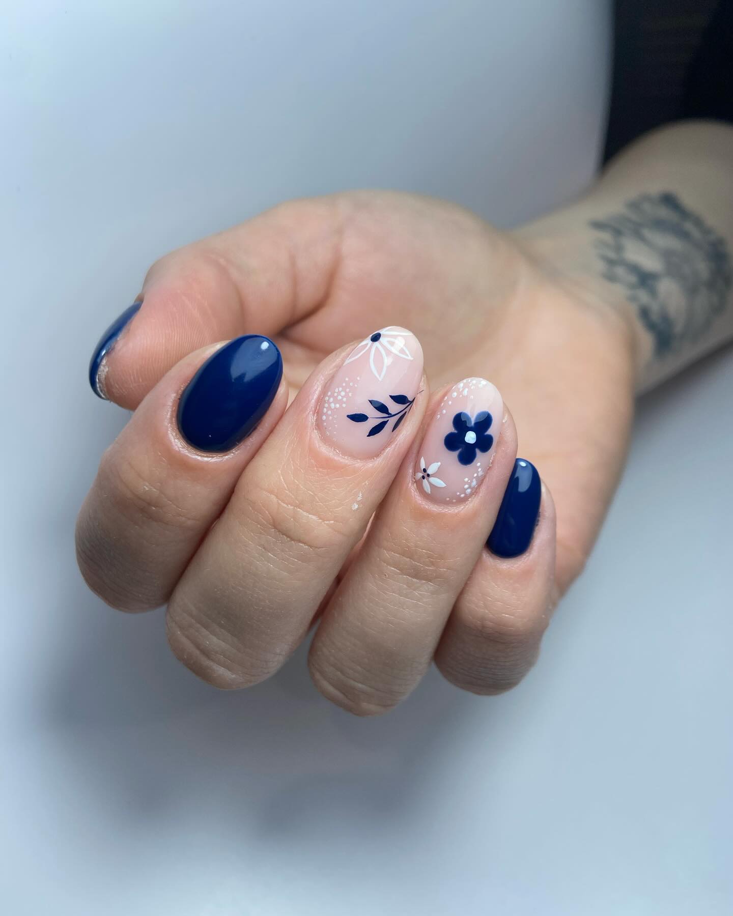 21 Cute Trendy Flower Nails - Sparkling Boy Ideas