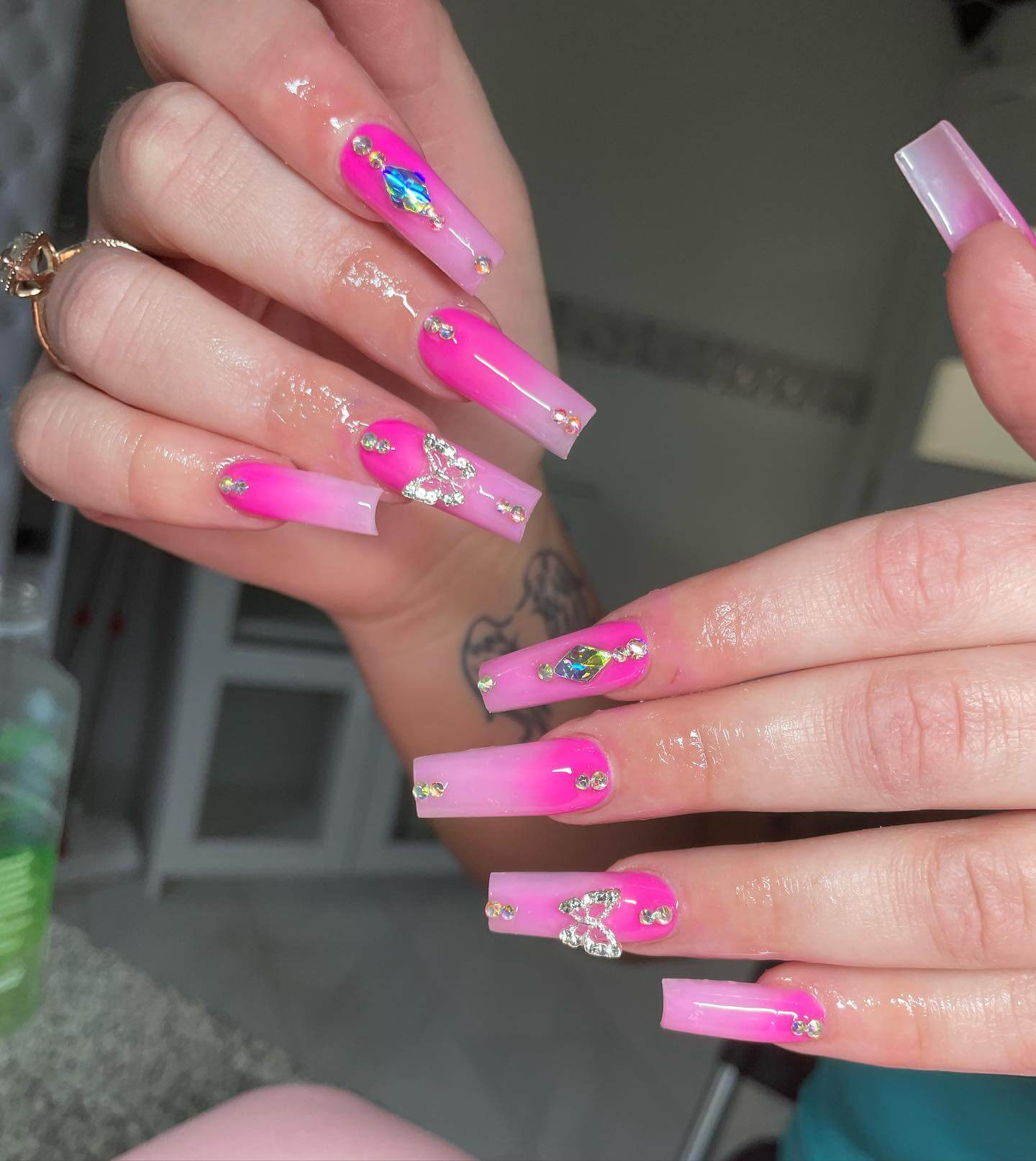 17 Cute Neon Pink Nails - Sparkling Boy Ideas