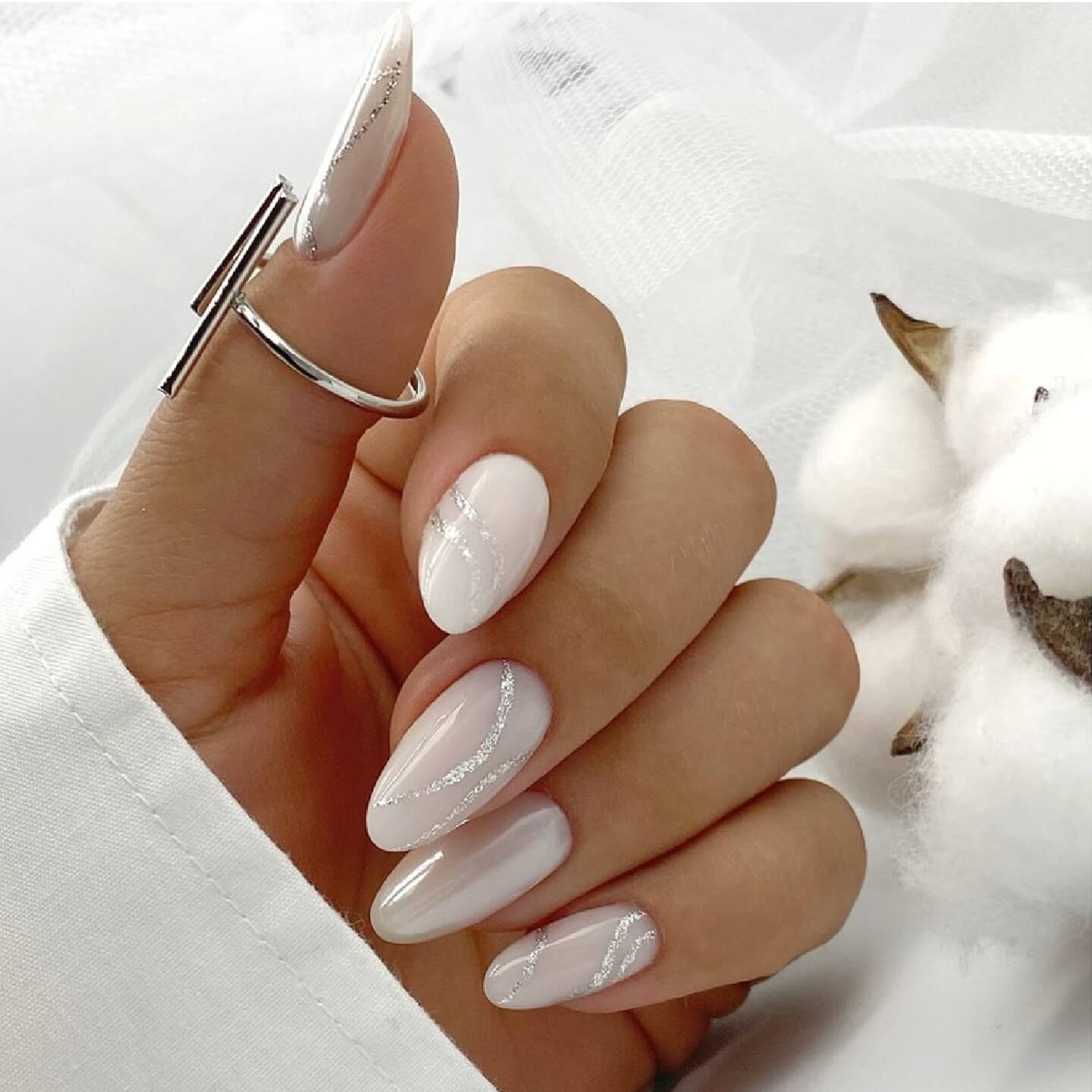 21 Simple Trendy Wedding Nails - Sparkling Boy Ideas