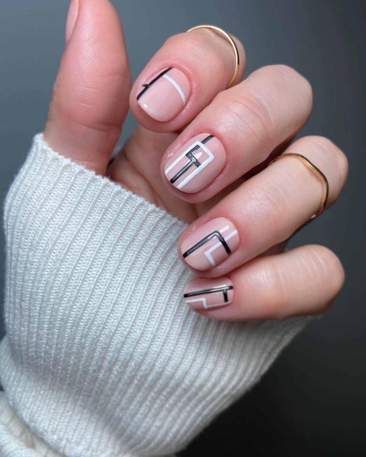 21 Simple Geometric Nail Art - Sparkling Boy Ideas