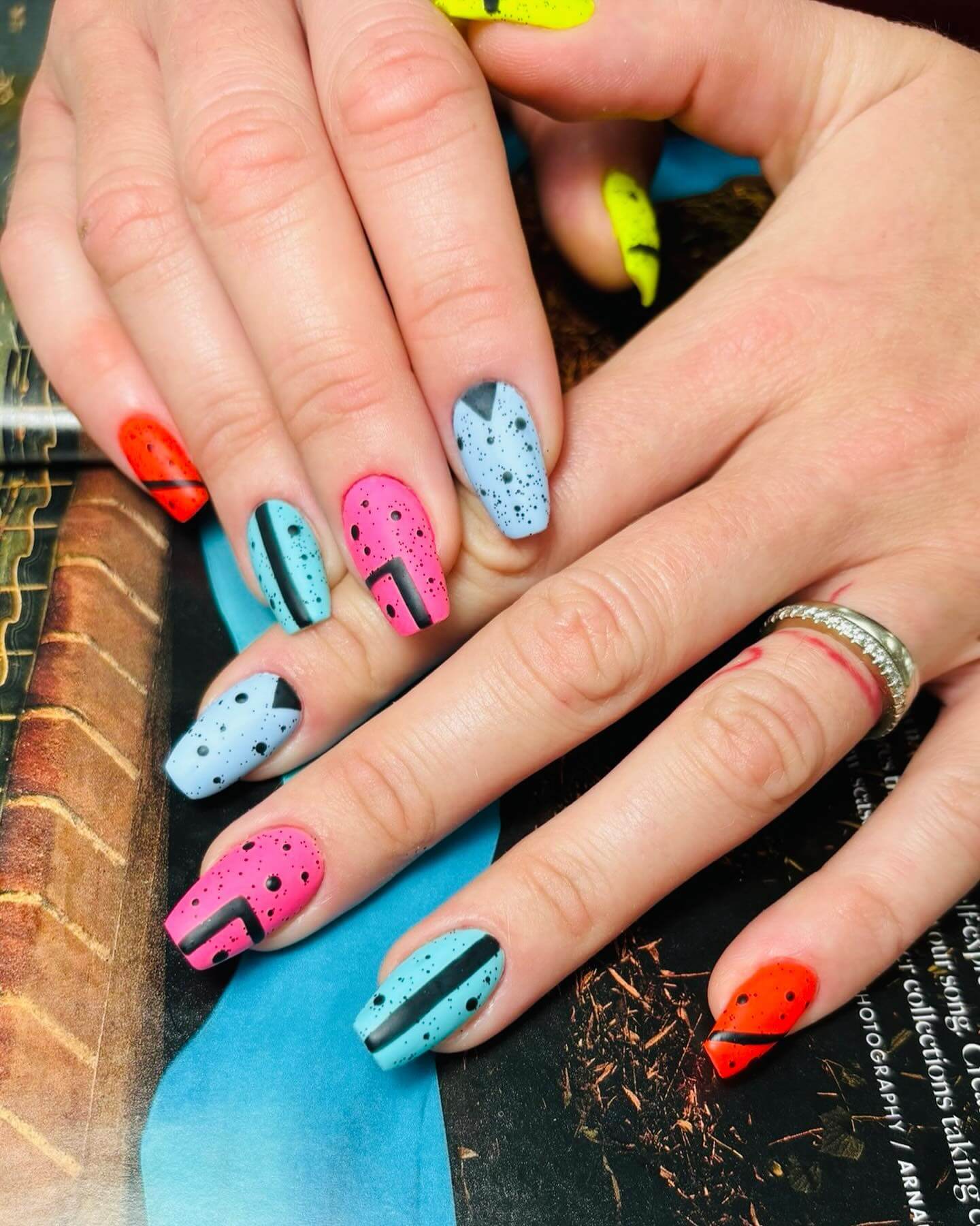 21 Simple Geometric Nail Art - Sparkling Boy Ideas