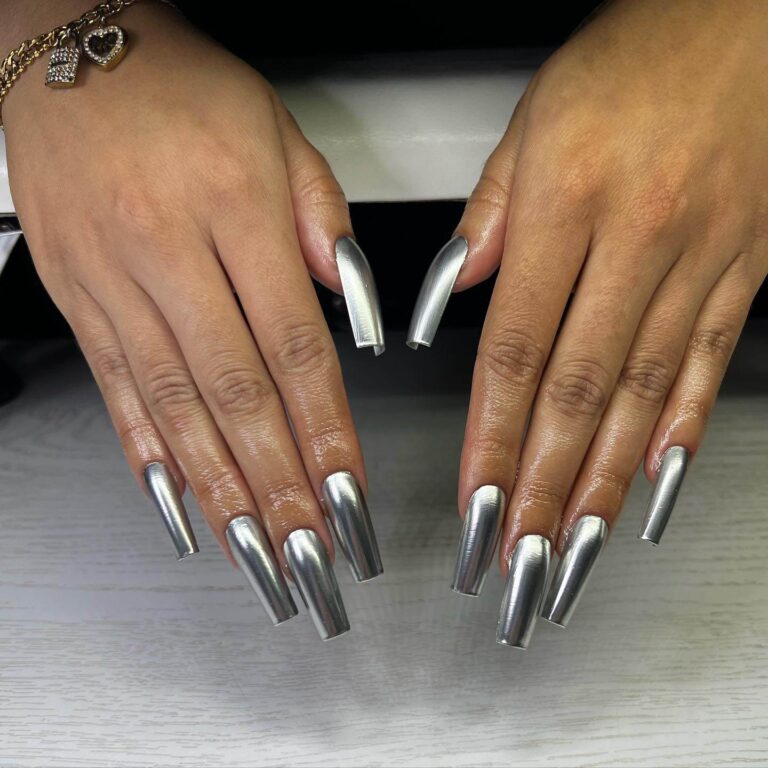 21 Simple Metallic Nails - Sparkling Boy Ideas