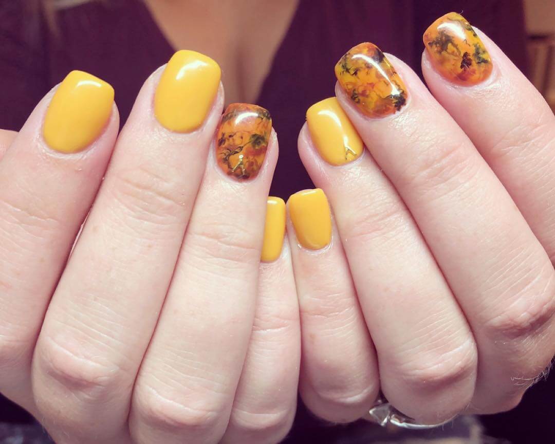 31 Trending Mustard Yellow Nails - Sparkling Boy Ideas