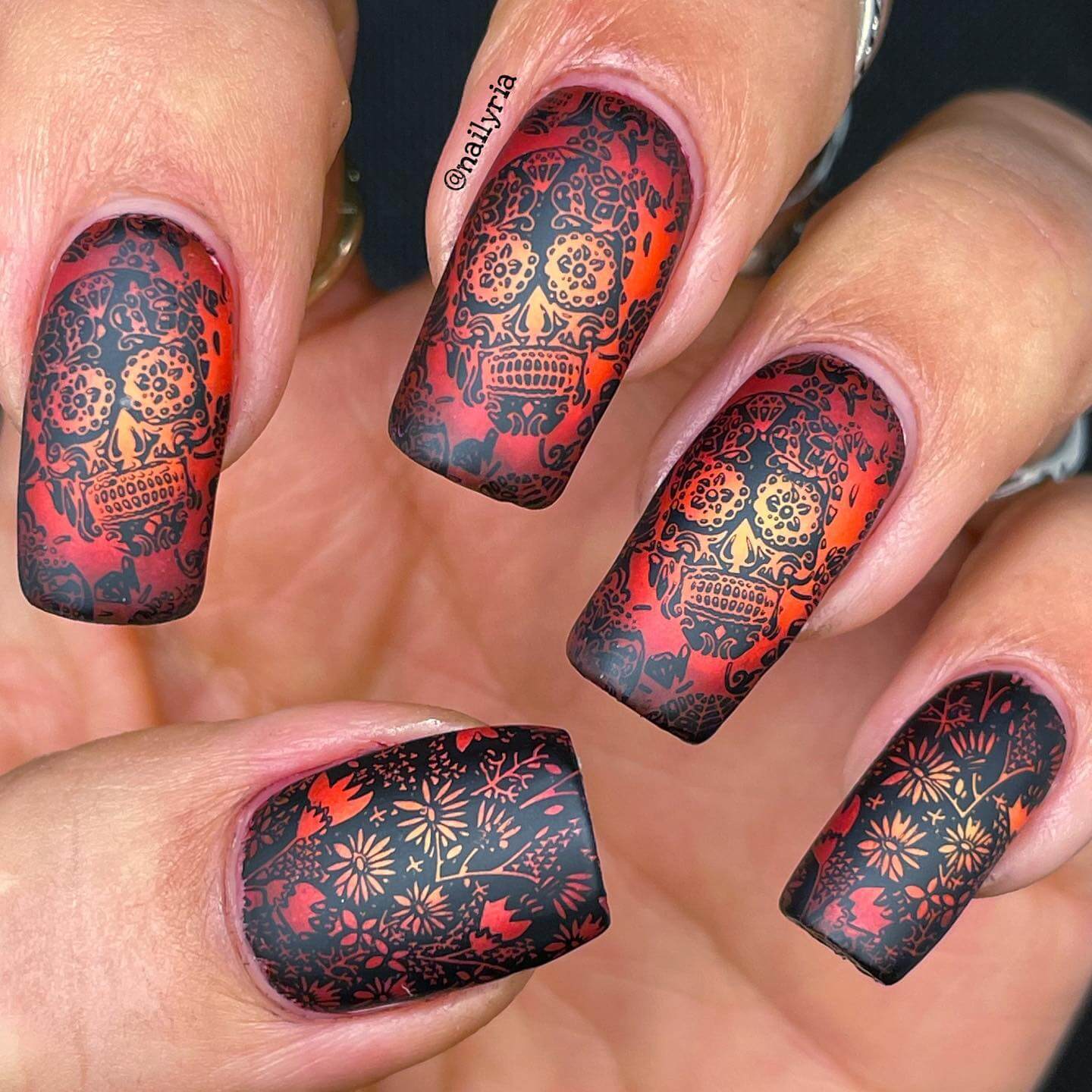 21 Spooky Halloween Dark Nails - Sparkling Boy Ideas
