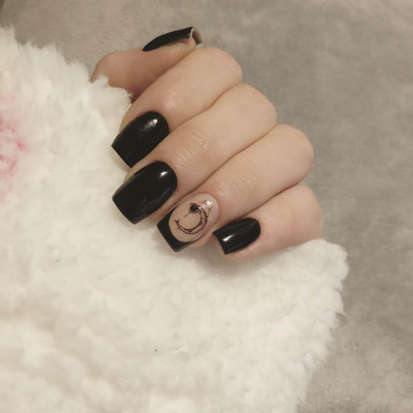 21 Spooky Halloween Dark Nails - Sparkling Boy Ideas