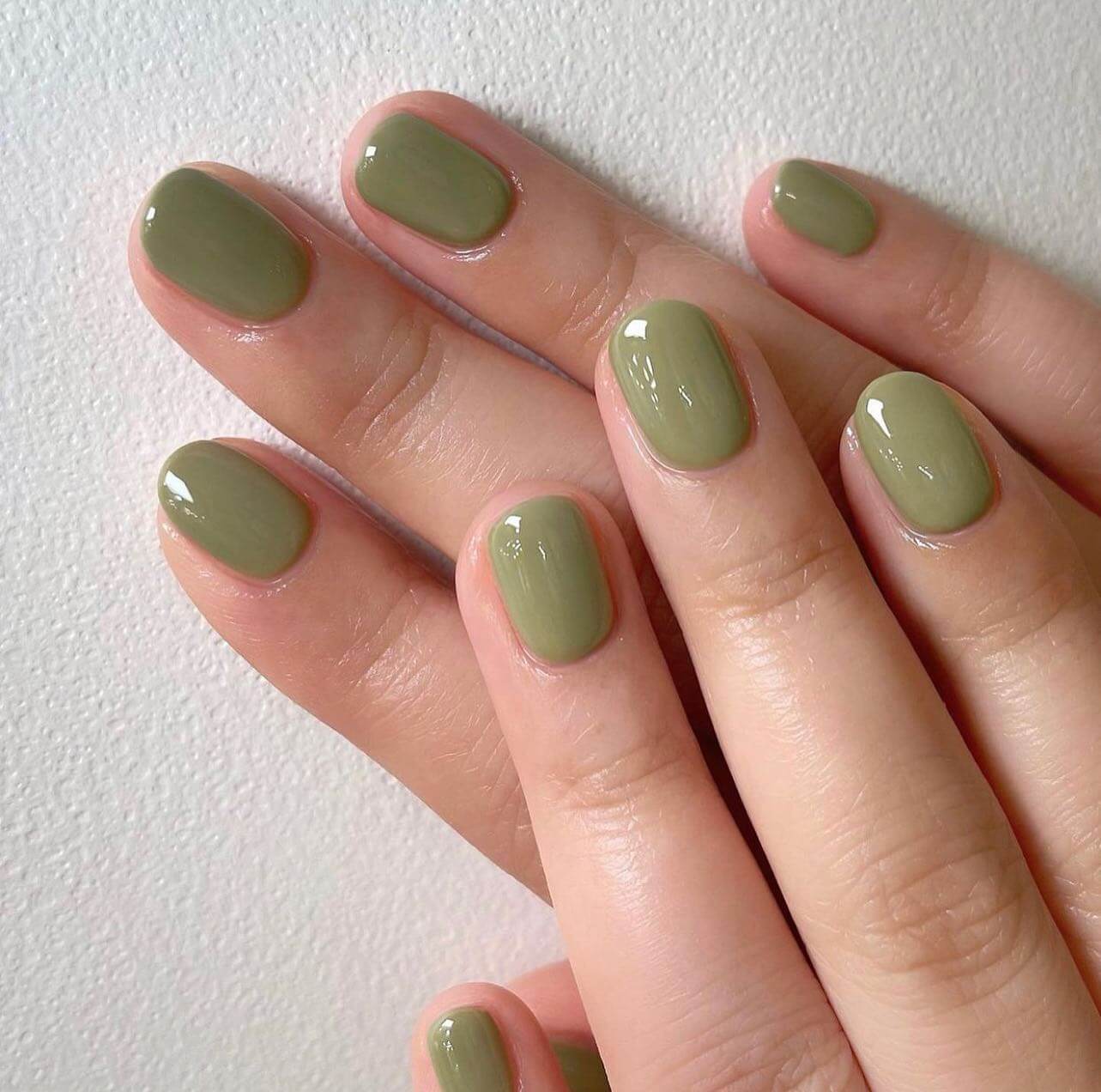 31 Elegant Olive Green Nails - Sparkling Boy Ideas