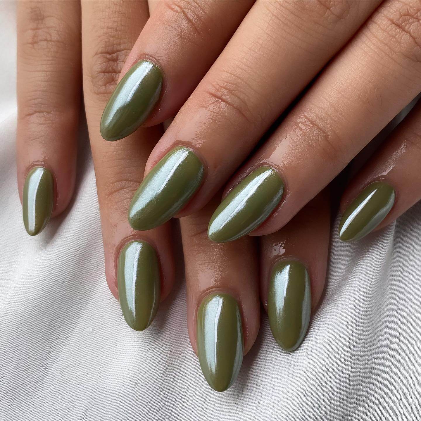 31 Elegant Olive Green Nails - Sparkling Boy Ideas