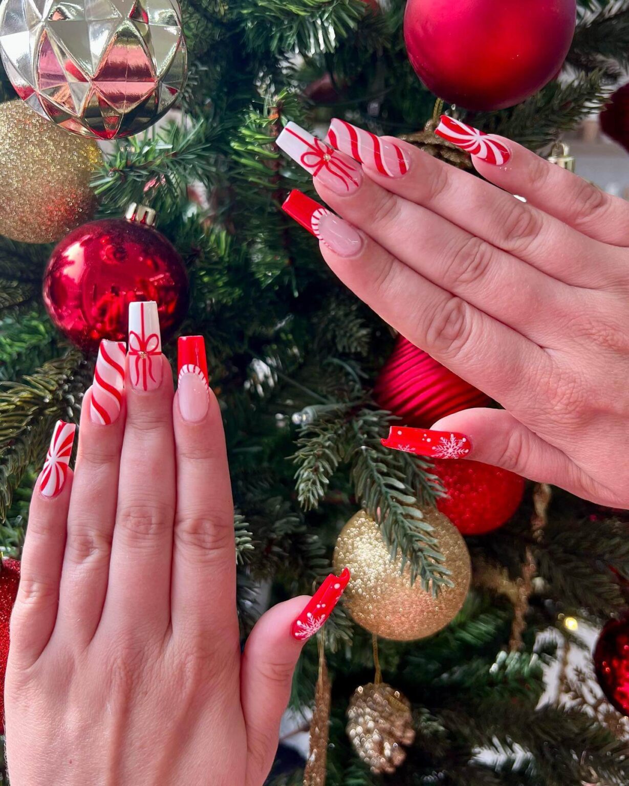 21 Simple Candy Cane Nails - Sparkling Boy Ideas