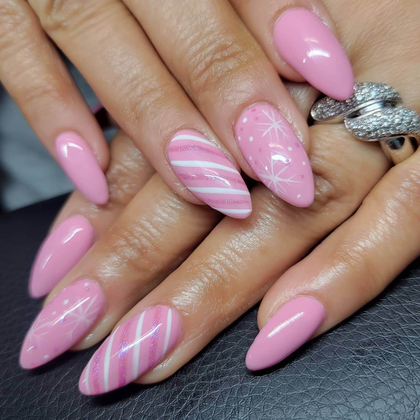 21 Fun Festive Christmas Gel Nails - Sparkling Boy Ideas