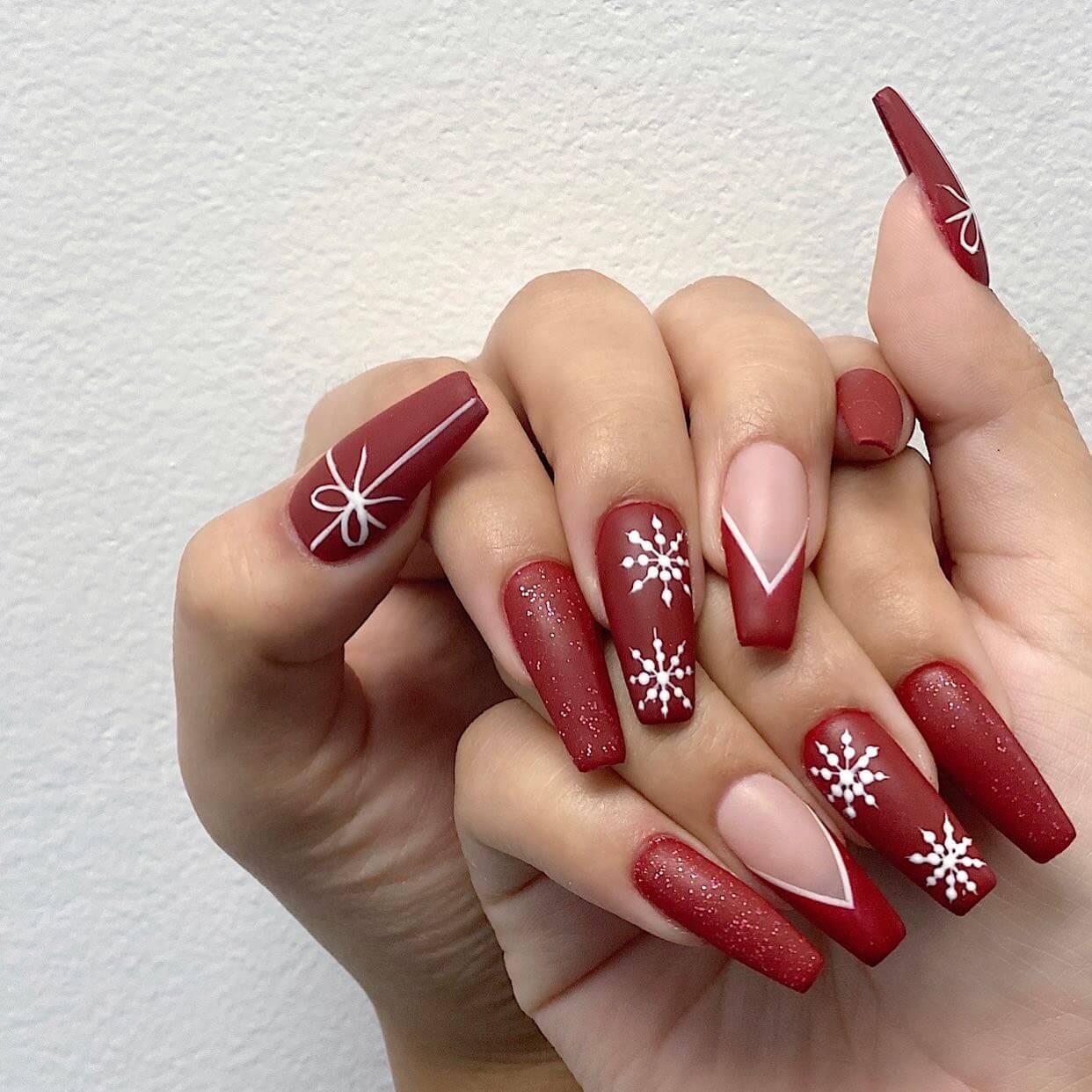 21 Simple Christmas Nail Designs - Sparkling Boy Ideas