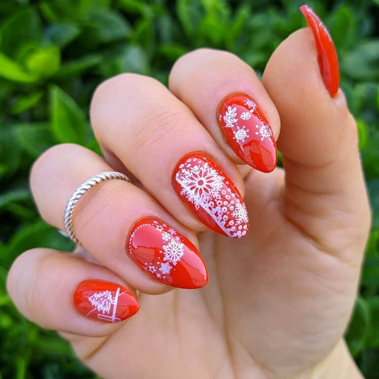 21 Simple Christmas Nail Designs - Sparkling Boy Ideas