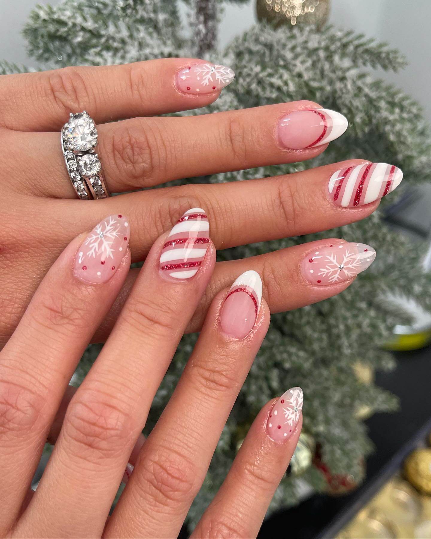 21 Simple Christmas Nail Designs - Sparkling Boy Ideas