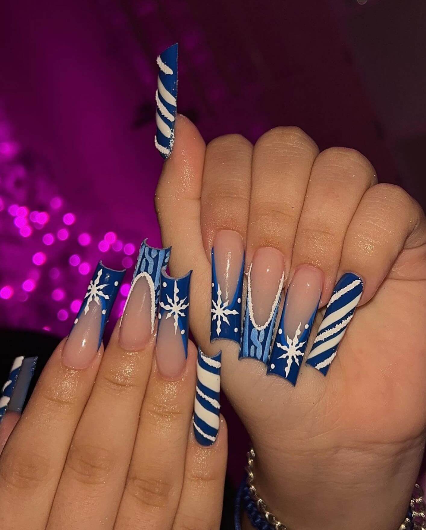 31 Simple Elegant Christmas Nails - Sparkling Boy Ideas