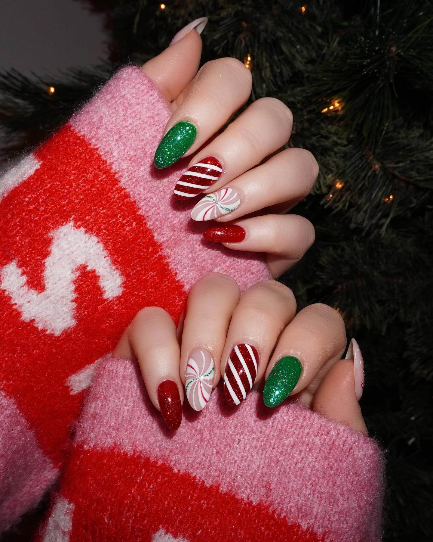 31 Simple Elegant Christmas Nails - Sparkling Boy Ideas