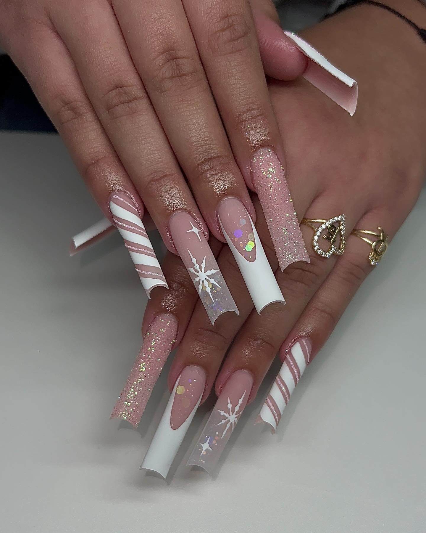31 Simple Elegant Christmas Nails - Sparkling Boy Ideas